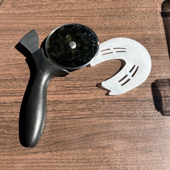 Pampered Chef | Kitchen | Pampered Chef Pizza Crust Cutter 33 4 Wheel ...